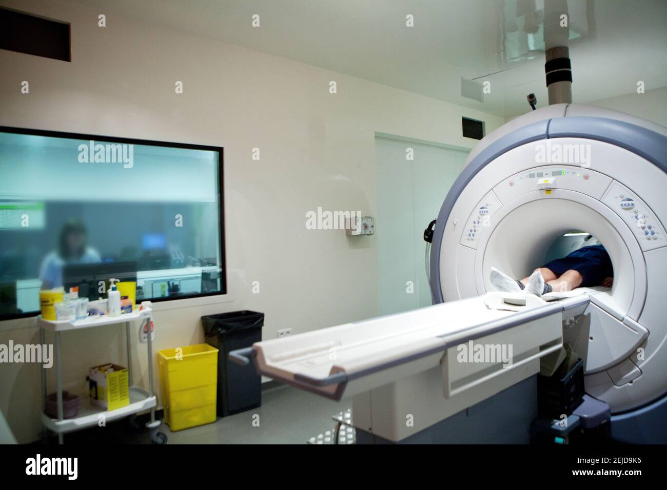 MRI or magnetic resonance imaging of a patient's hips Stock Photo - Alamy