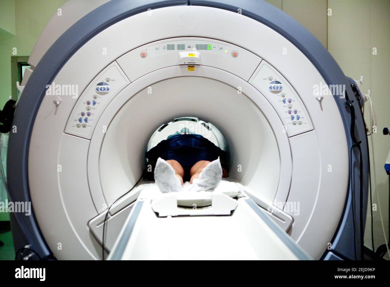 MRI or magnetic resonance imaging of a patient's hips Stock Photo - Alamy