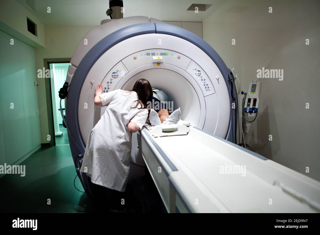 MRI or magnetic resonance imaging of a patient's hips Stock Photo - Alamy