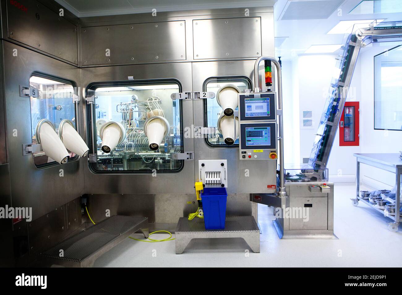 Sterile injectable manufacturing hi-res stock photography and images ...