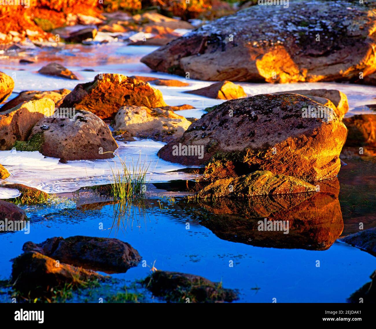 Iced up rocks hi-res stock photography and images - Alamy