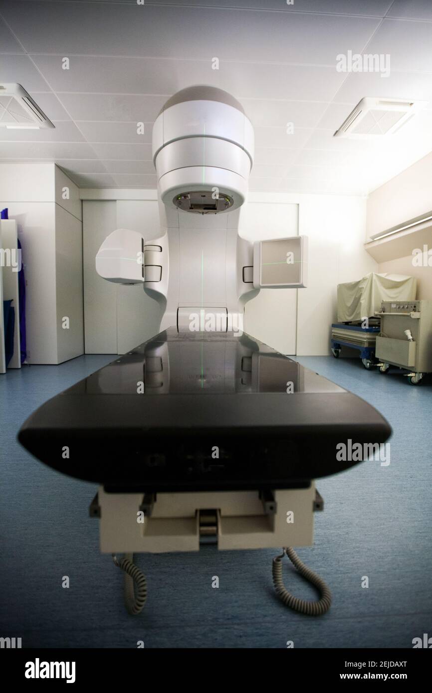 Device for radiotherapeutic treatment allowing stereotaxic radiotherapy ...