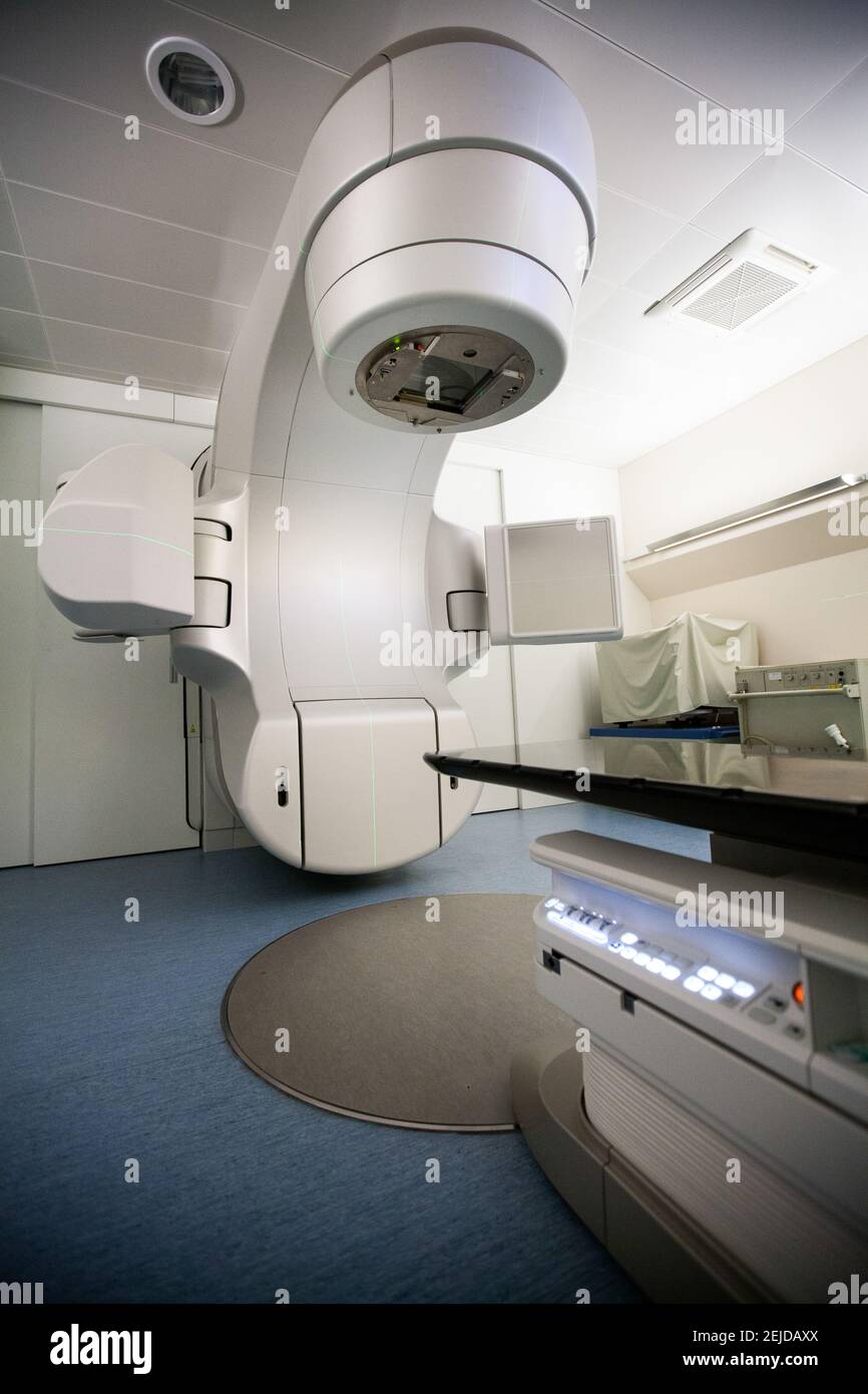 Device for radiotherapeutic treatment allowing stereotaxic radiotherapy ...