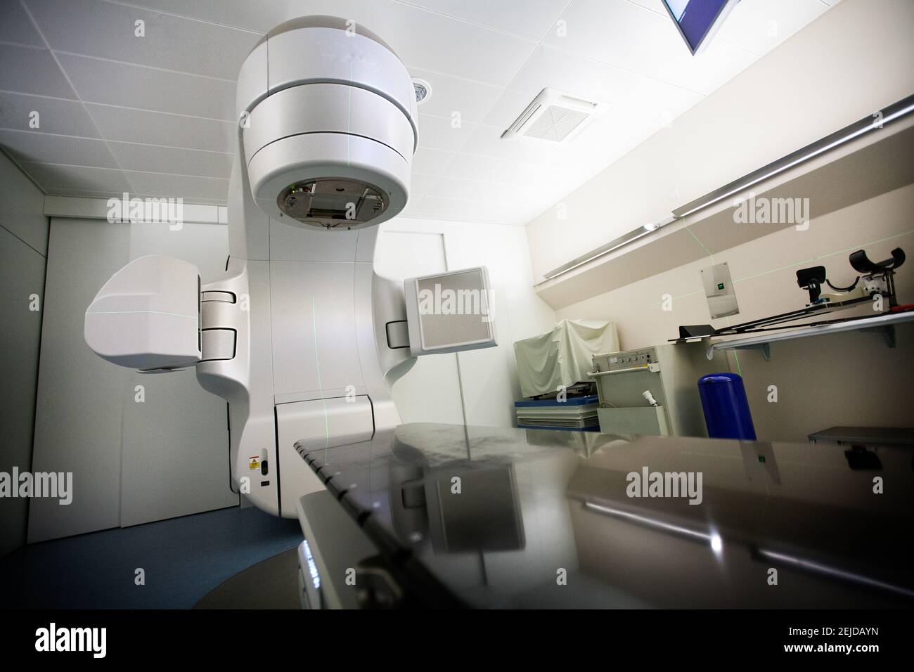 Device for radiotherapeutic treatment allowing stereotaxic radiotherapy ...