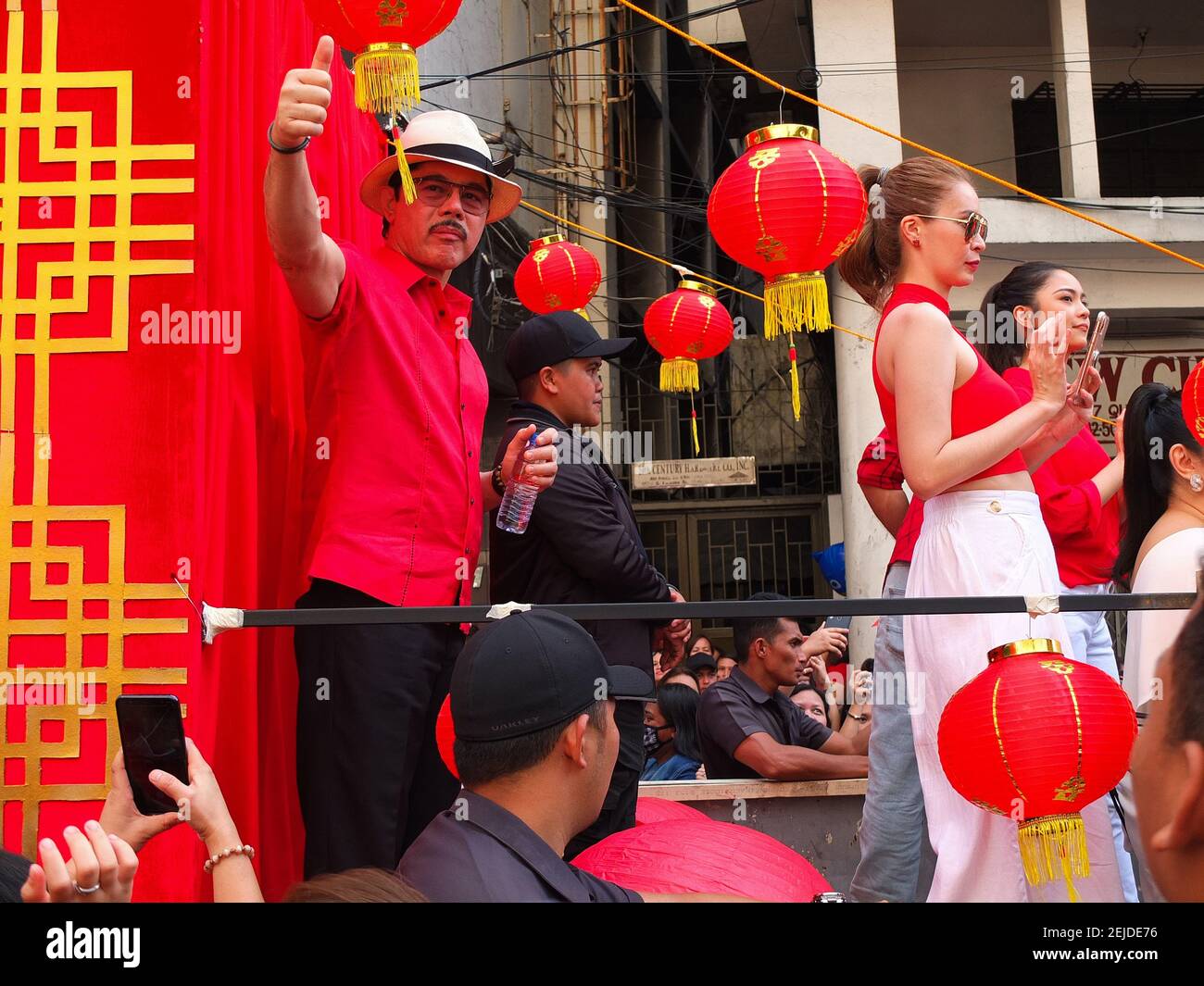 Filipino movie actor Christopher De Leon gives a thumb up during the ...