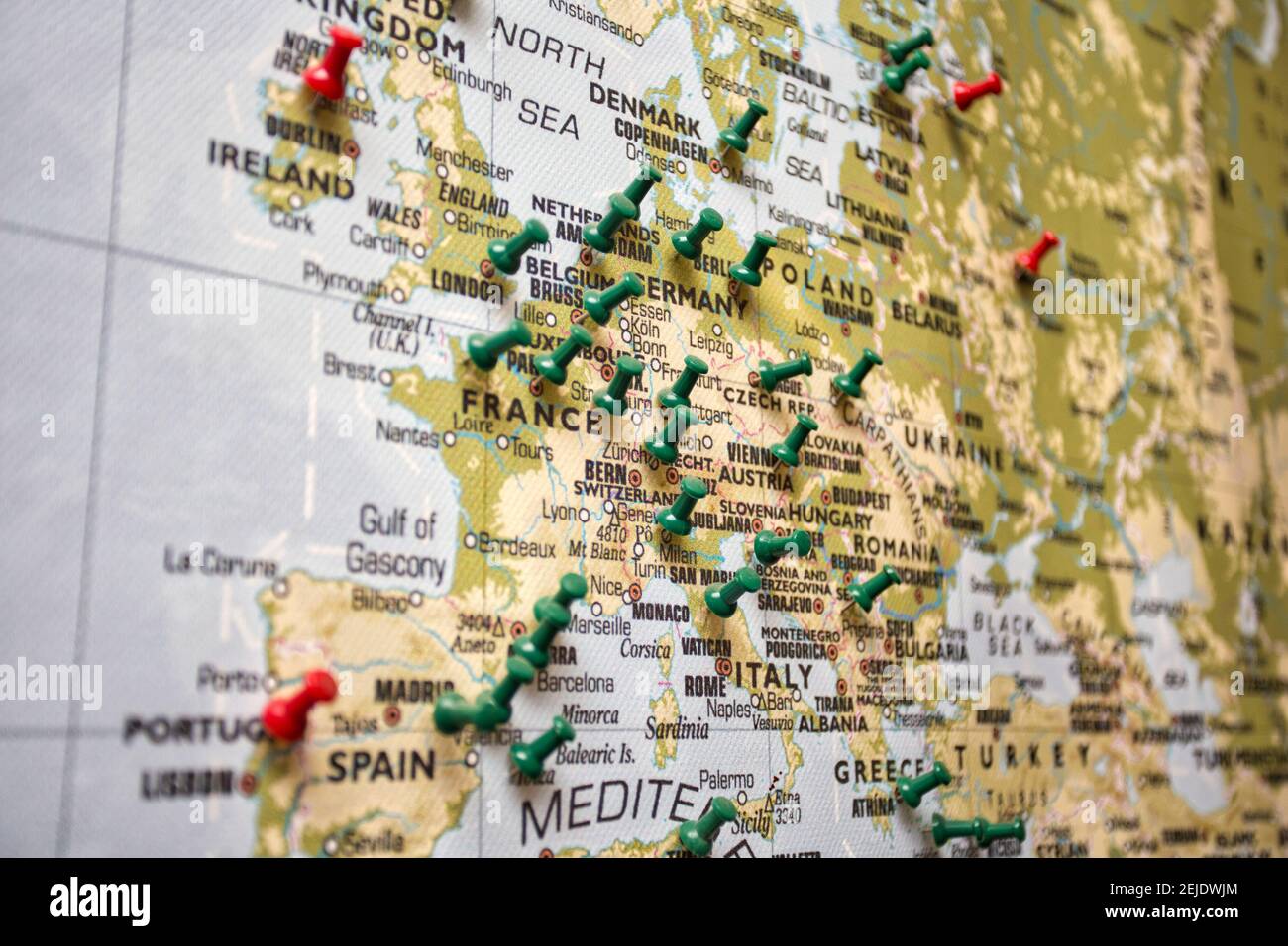 Pushpin world map hi-res stock photography and images - Alamy