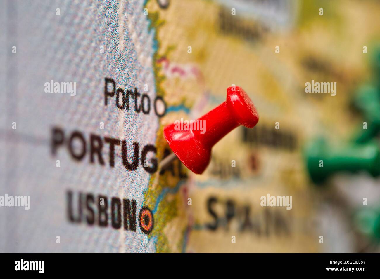 Pushpin world map hi-res stock photography and images - Alamy