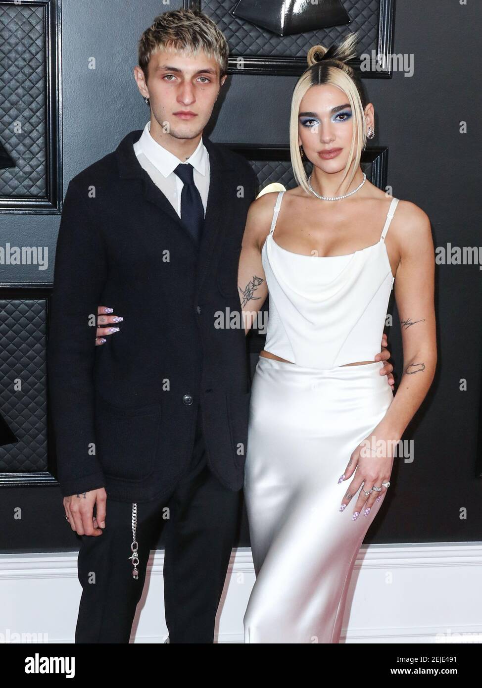 LOS ANGELES, CALIFORNIA, USA - JANUARY 26: Anwar Hadid and girlfriend ...