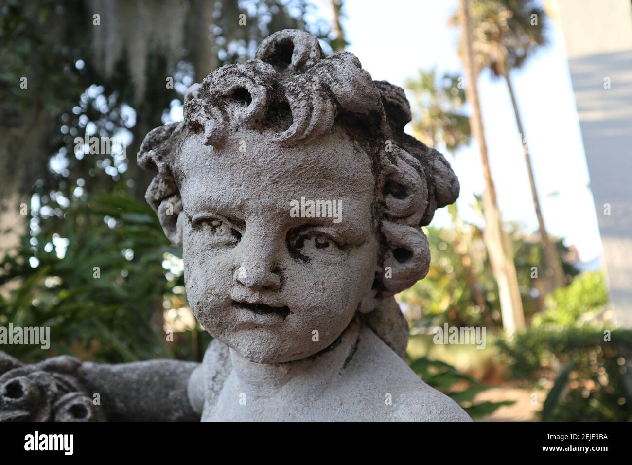 Garden cherub statue hi-res stock photography and images - Alamy