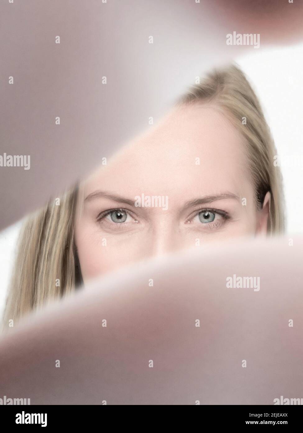 woman hiding her face from camera Stock Photo - Alamy