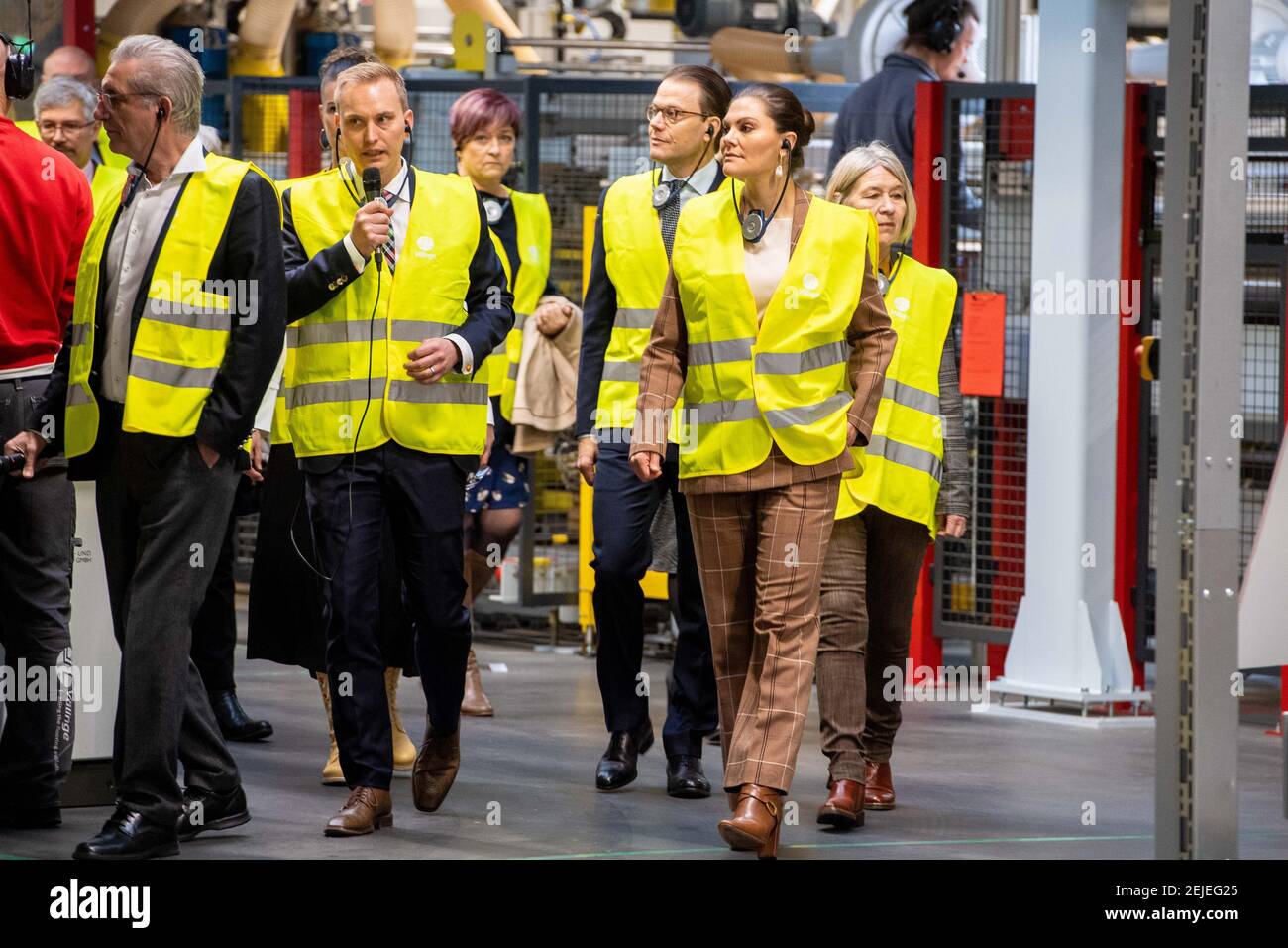 Crown Princess Victoria and Prince Daniel make a laminate floor and ...