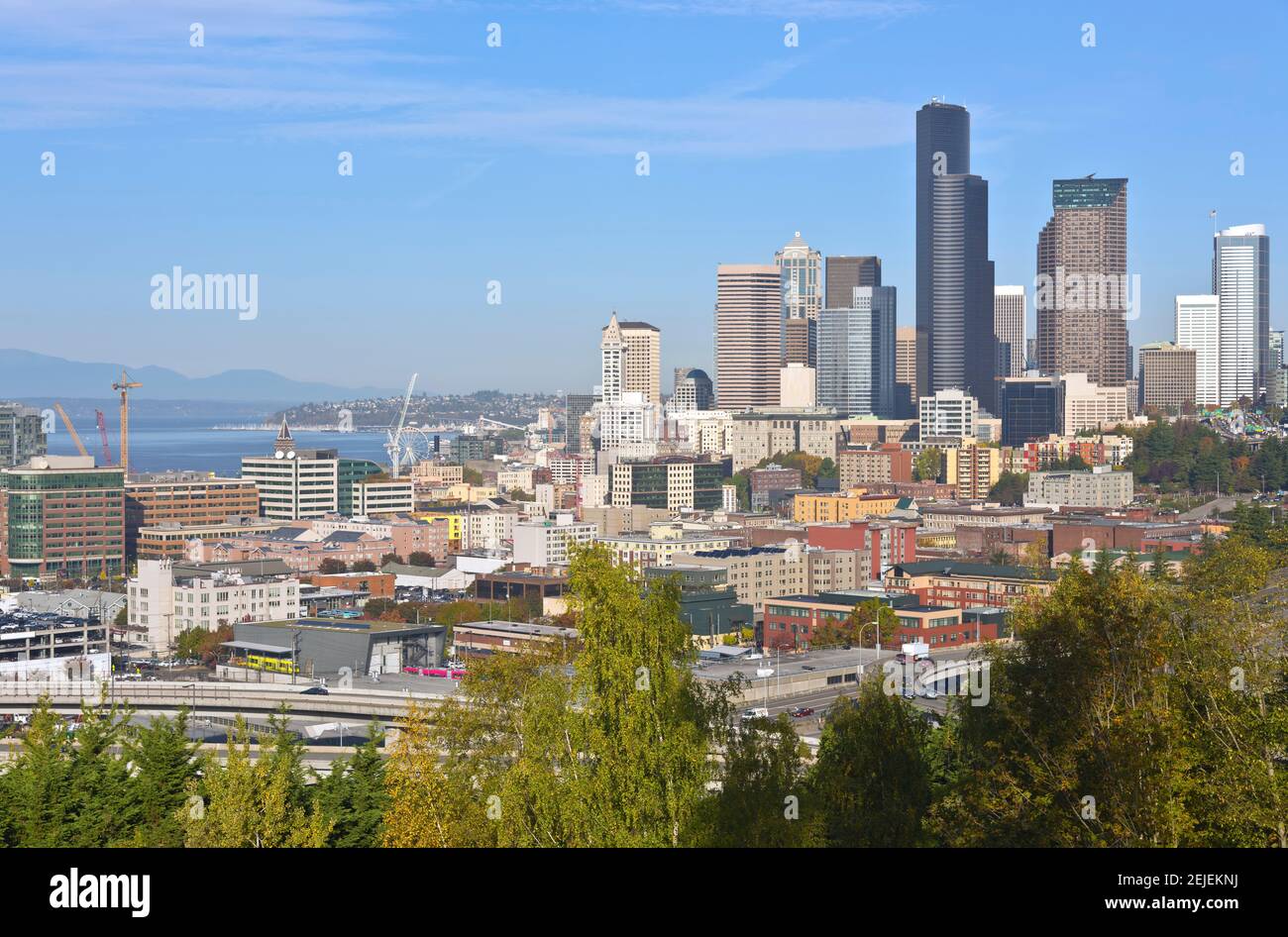 Seattle skyline tower mountain day hi-res stock photography and images ...