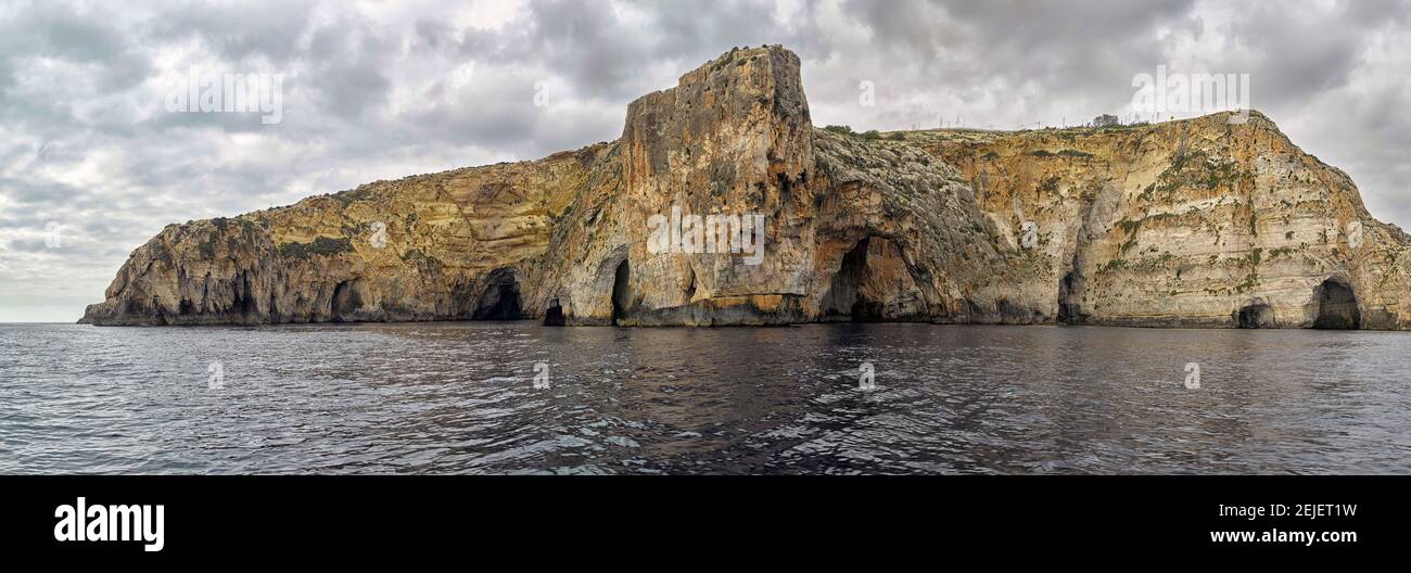 Rock formations by the sea hi-res stock photography and images - Alamy