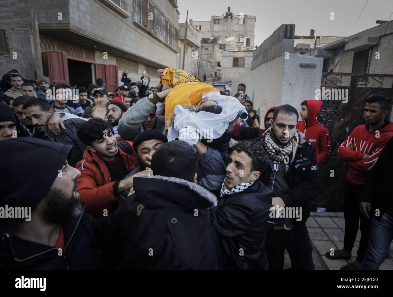 (EDITOR’S NOTE: Image depicts death) Mourners carry the corpse during ...