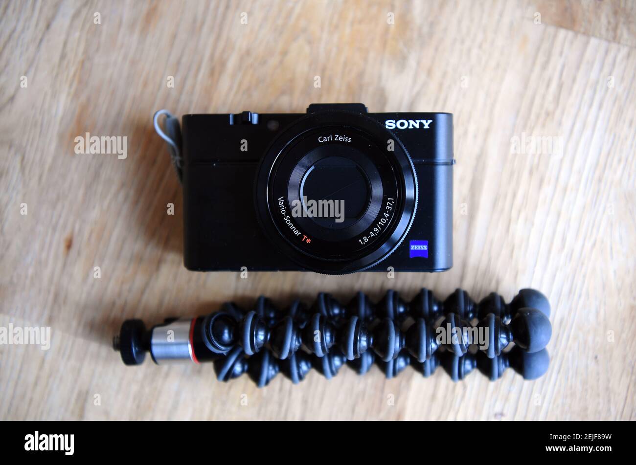 The Perfect minimalist camera outfit, ideal for travellers, tourists ...