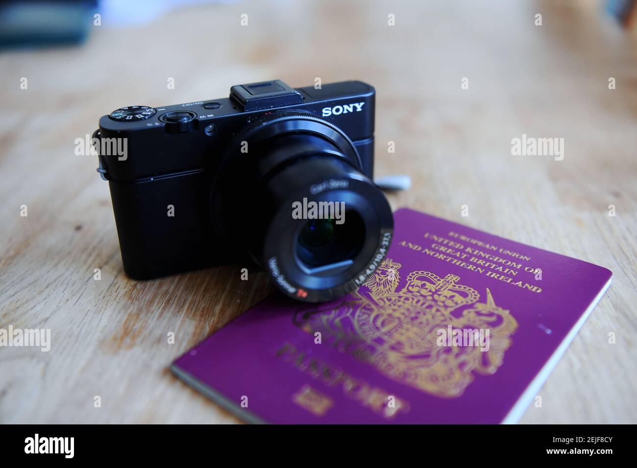 The Perfect minimalist camera outfit, ideal for travellers, tourists ...