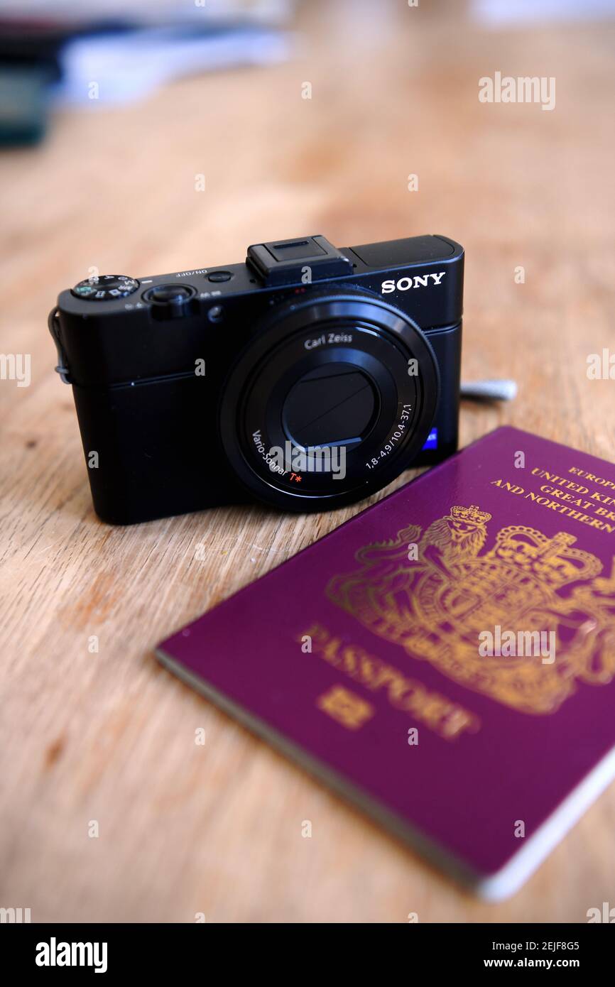 The Perfect minimalist camera outfit, ideal for travellers, tourists ...