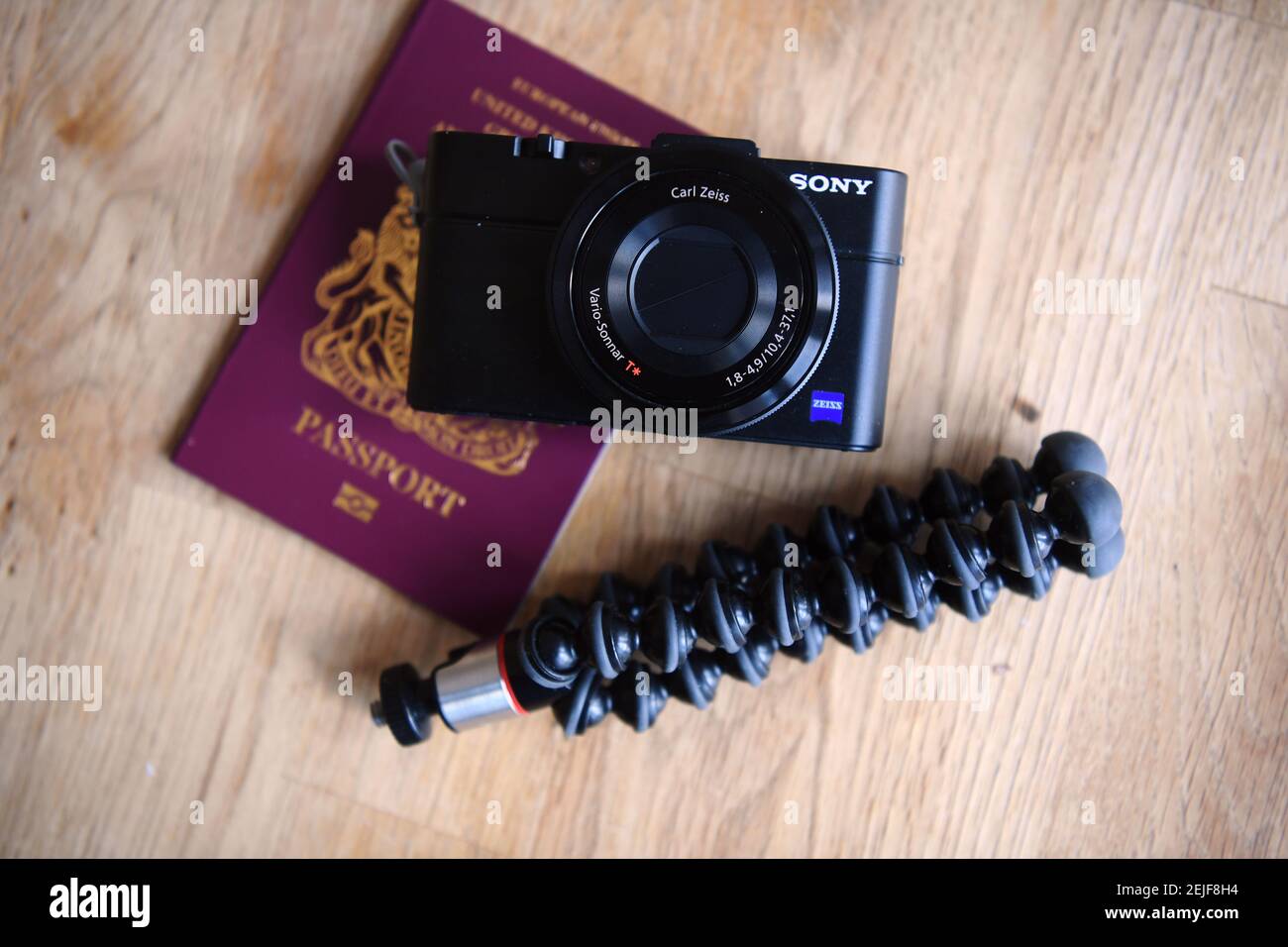 The Perfect minimalist camera outfit, ideal for travellers, tourists ...