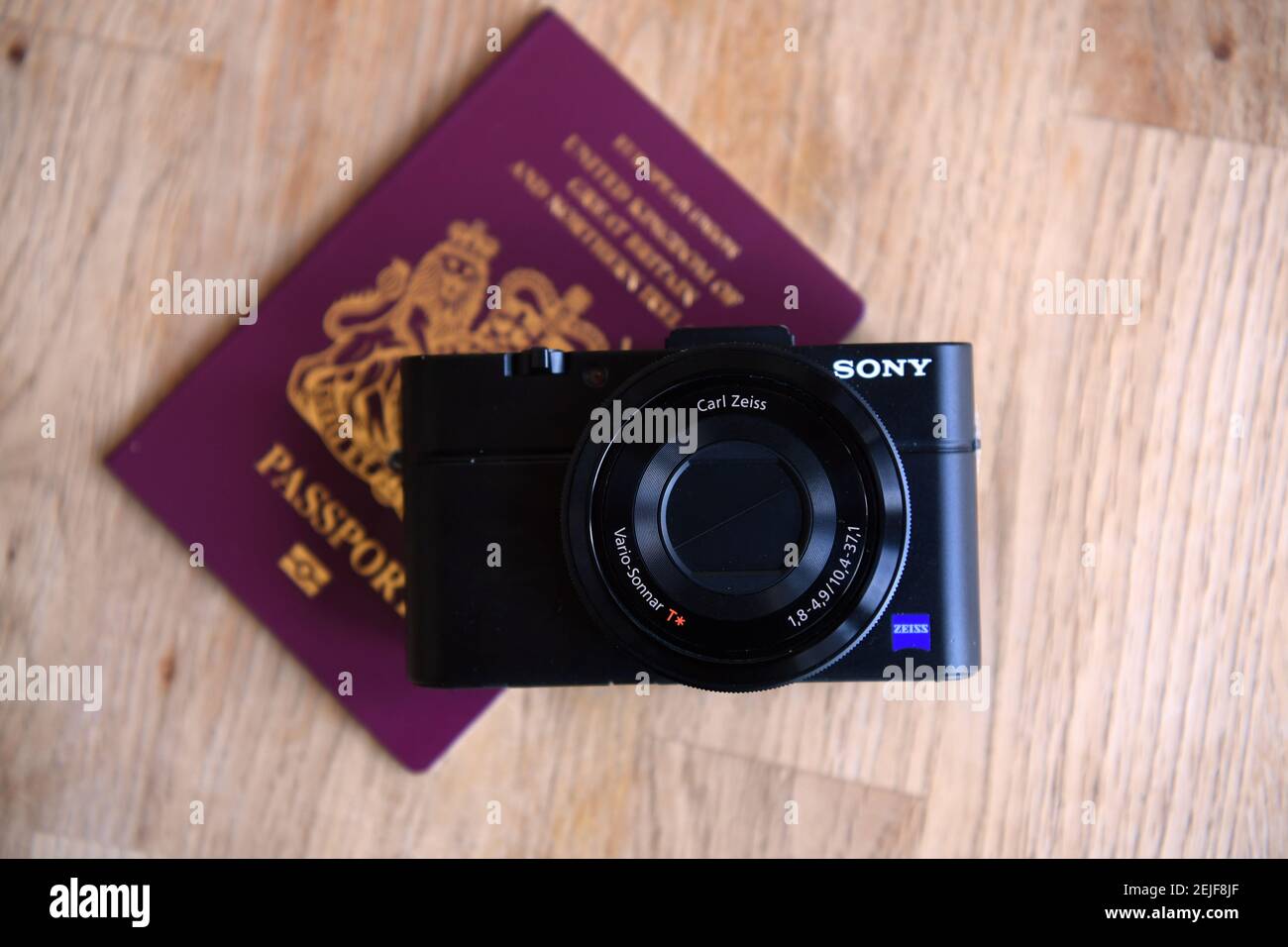 The Perfect minimalist camera outfit, ideal for travellers, tourists ...
