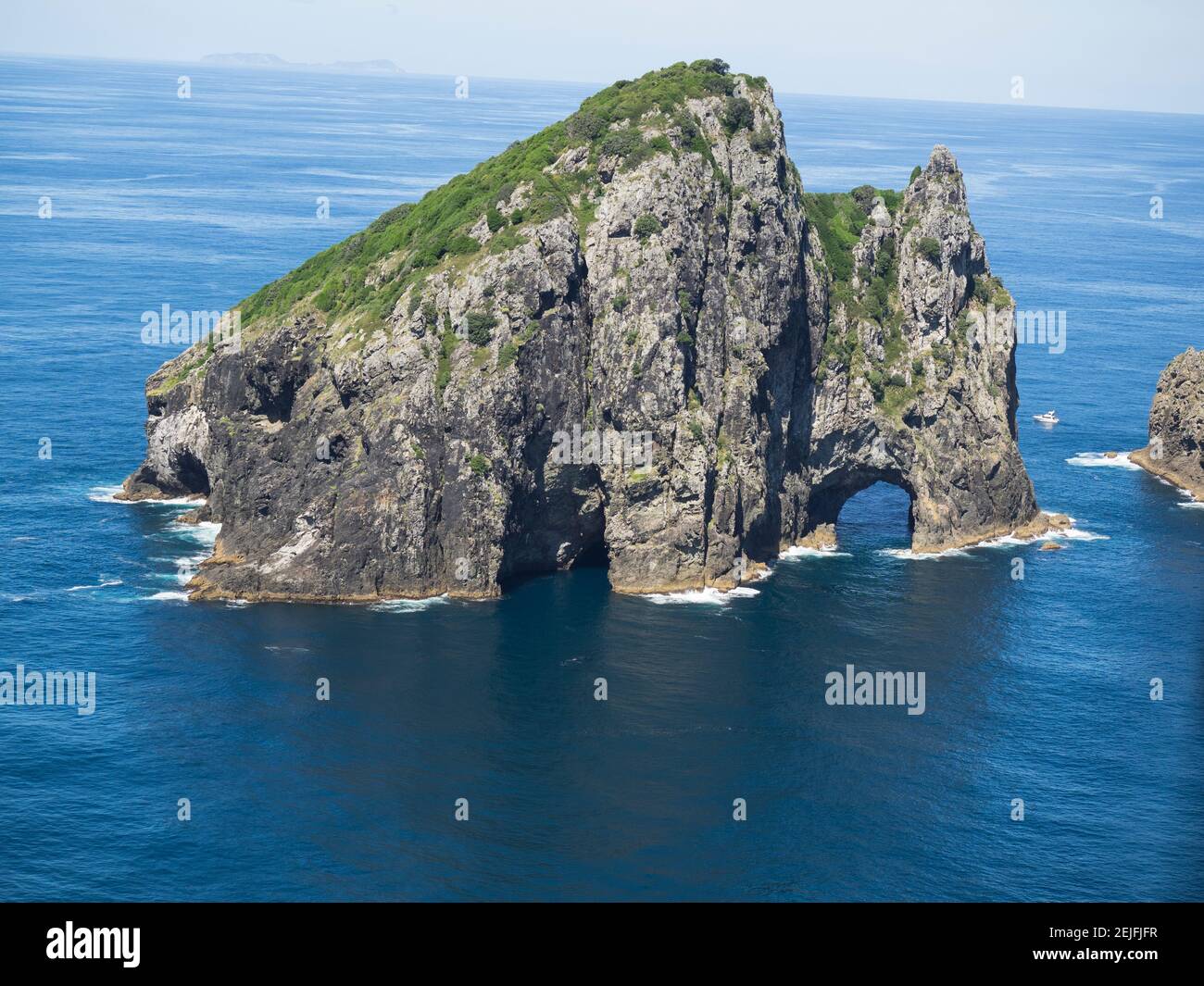 Hole in the rock in the bay of islands hi-res stock photography and ...