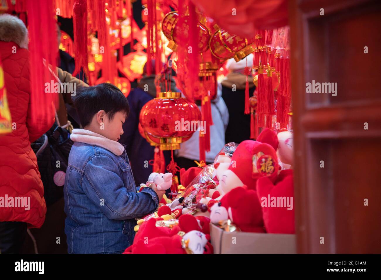 Citizens select and purchase Spring Festival decorations for the ...