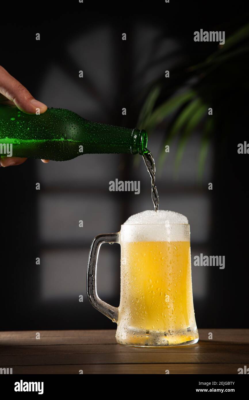 Beer vertical hi-res stock photography and images - Alamy