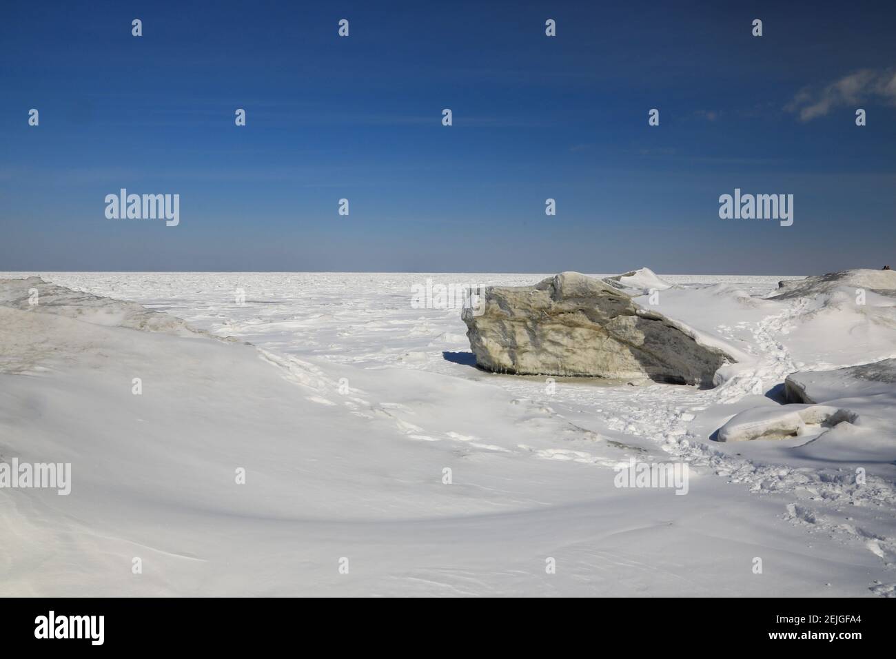 Ice covered great lakes hi-res stock photography and images - Alamy