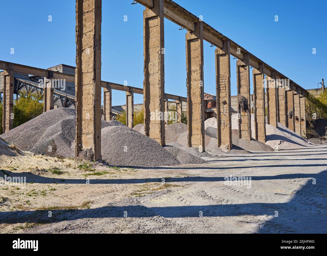Warehouse of bulk materials for a plant for the production of ...