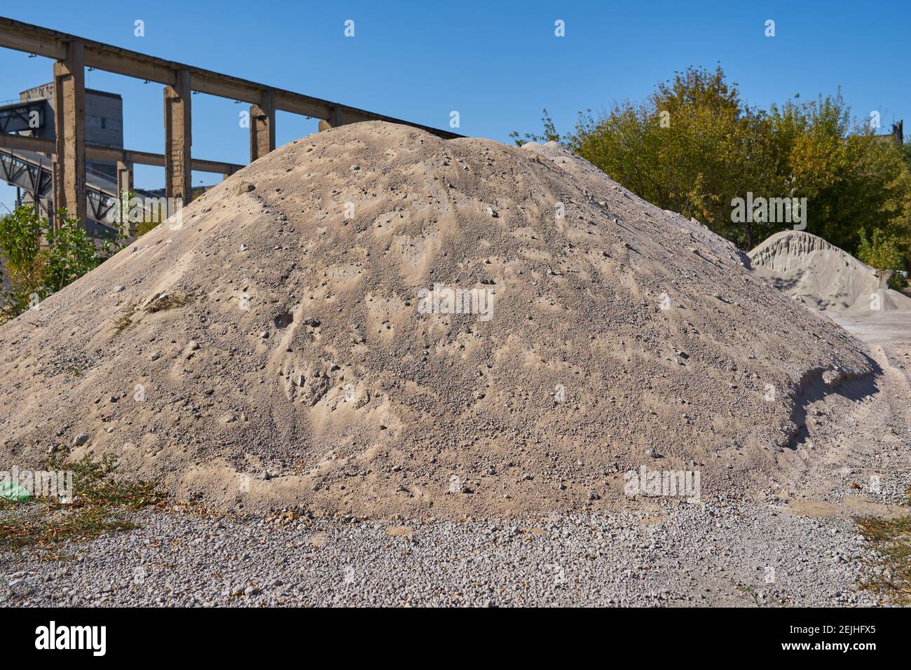 Warehouse of bulk materials for a plant for the production of ...