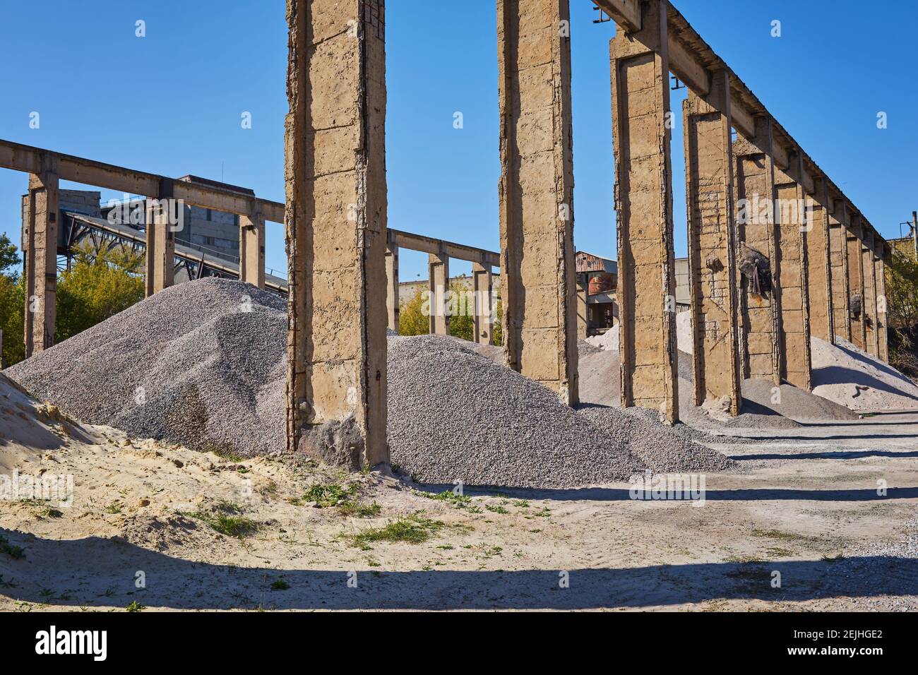Warehouse of bulk materials for a plant for the production of ...