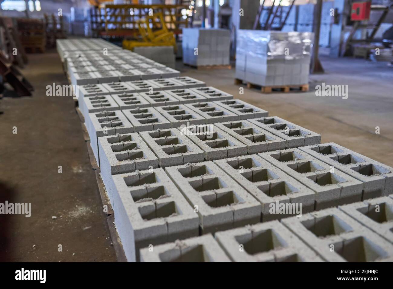 Stack on cinder blocks hi-res stock photography and images - Alamy