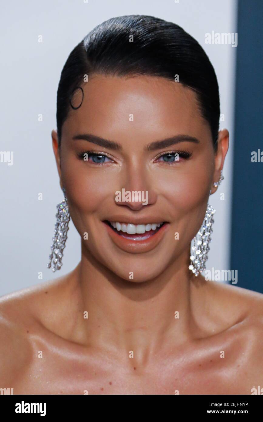 Adriana Lima walking on the red carpet at the 2020 Vanity Fair Oscar ...