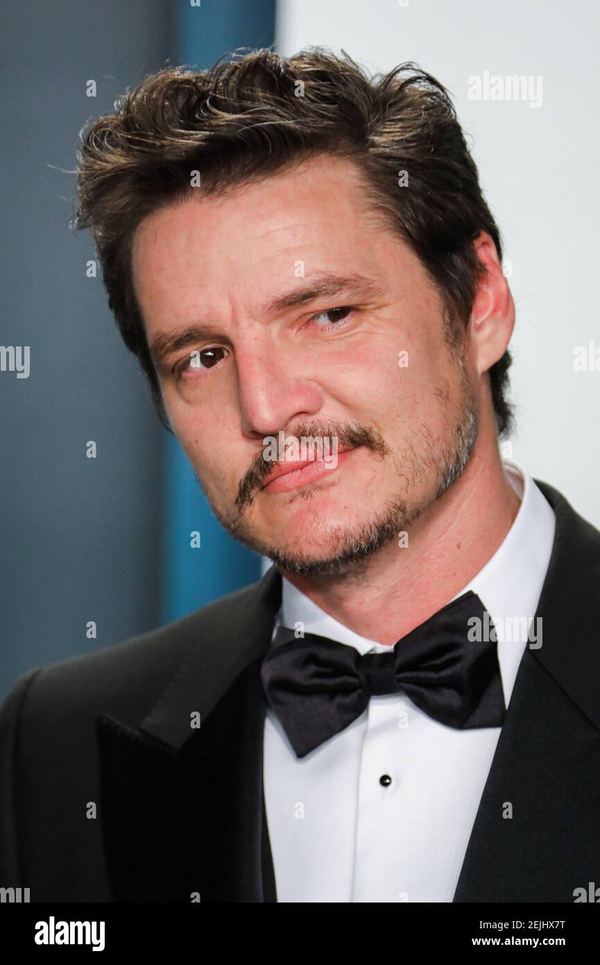 Pedro Pascal walking on the red carpet at the 2020 Vanity Fair Oscar ...