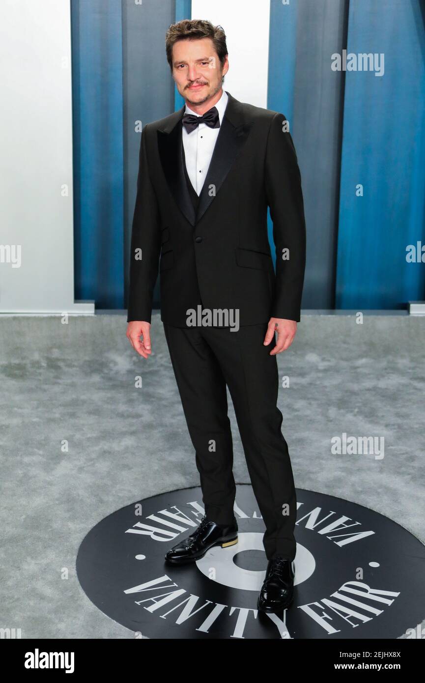 Pedro Pascal walking on the red carpet at the 2020 Vanity Fair Oscar ...