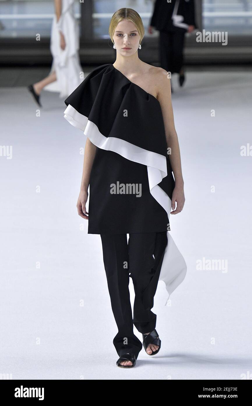 Model Isabelle Schilling walks on the runway at the Carolina Herrera ...