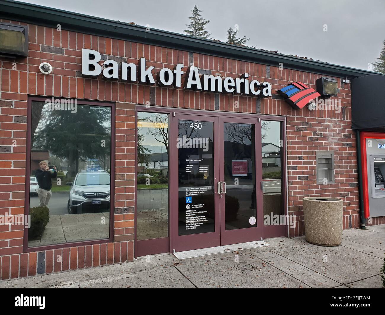 Facade of Bank of America branch in brick building in San Ramon ...