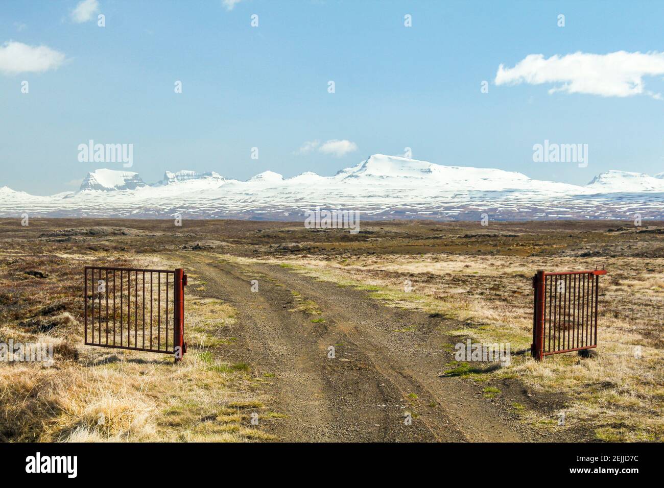 Gate in the middle of nowhere hi-res stock photography and images - Alamy