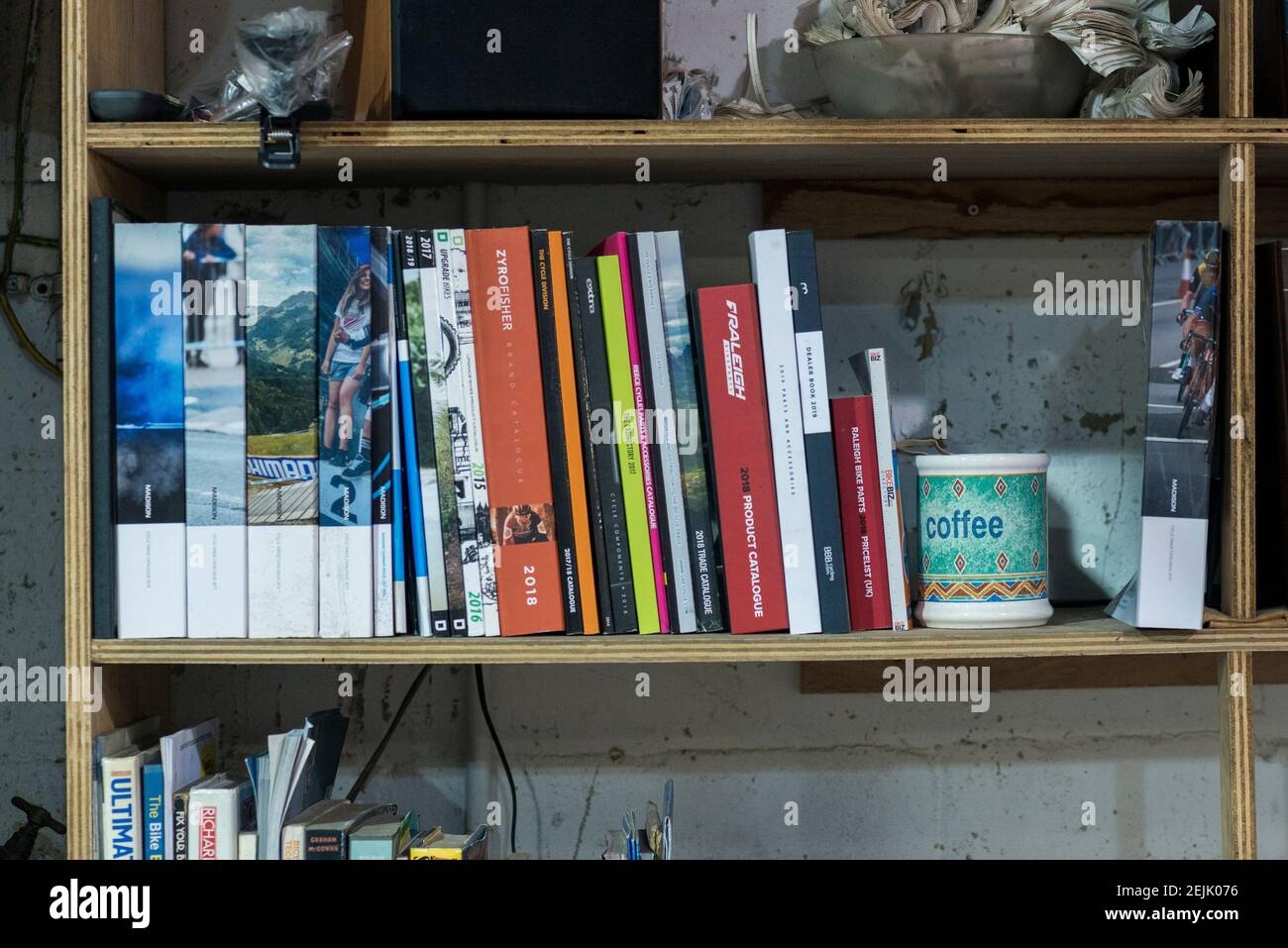 Lined up books hi-res stock photography and images - Alamy