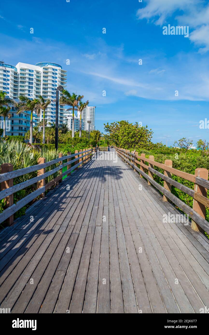 Wooden miami beach boardwalk, Florida Stock Photo - Alamy