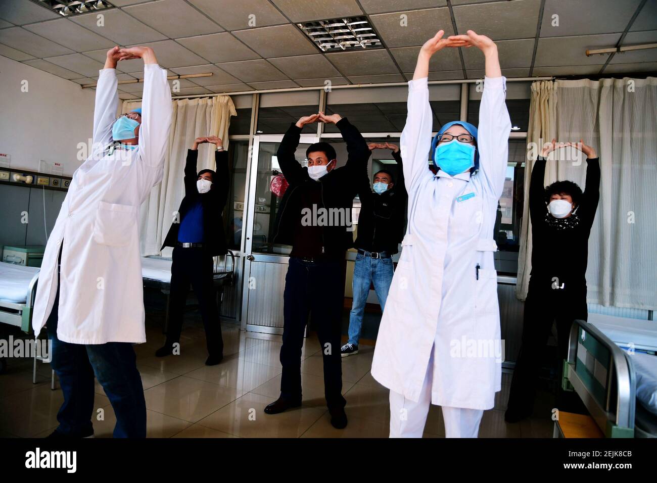 The medical staff led the patients to do the baduanjin exercise. (Photo ...