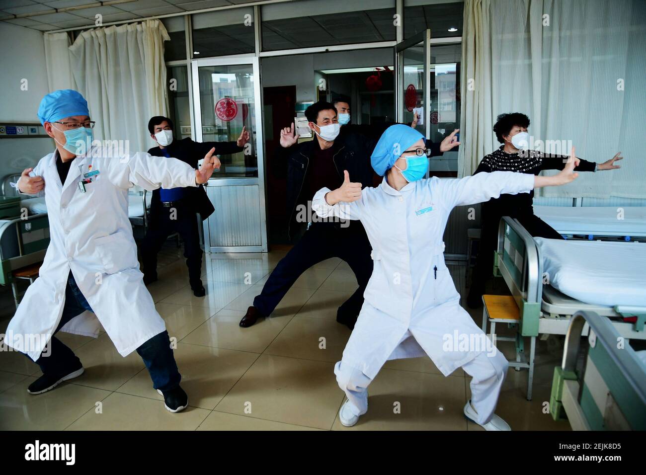 The medical staff led the patients to do the baduanjin exercise. (Photo ...