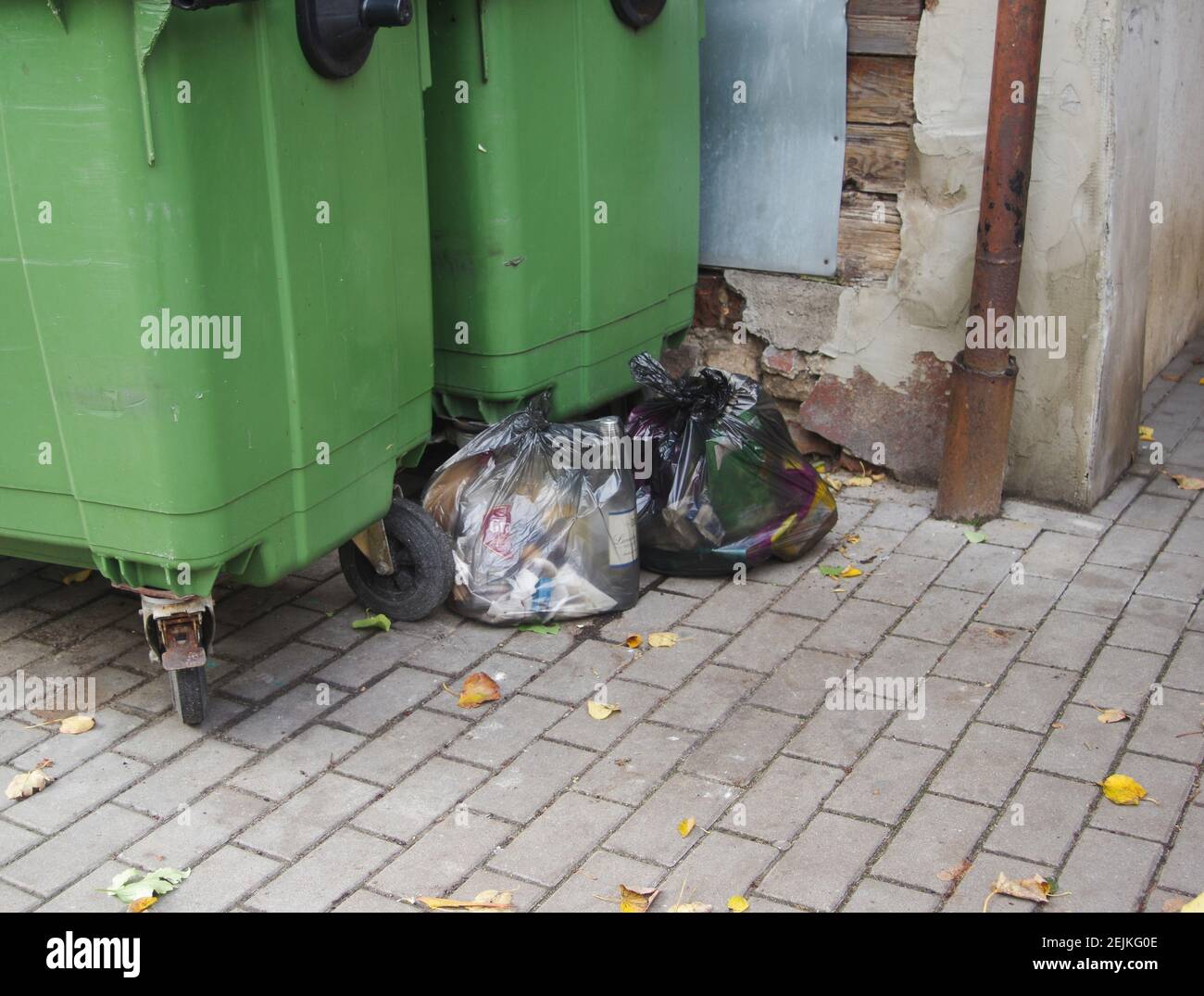 Garbage bin filled with garbage Stock Photo - Alamy