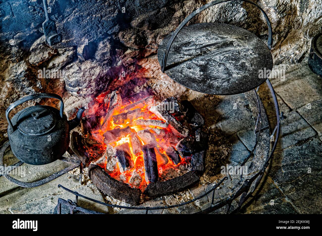 Cultra, Northern Ireland. 3rd May, 2016. Kettle in a roaring fire in ...