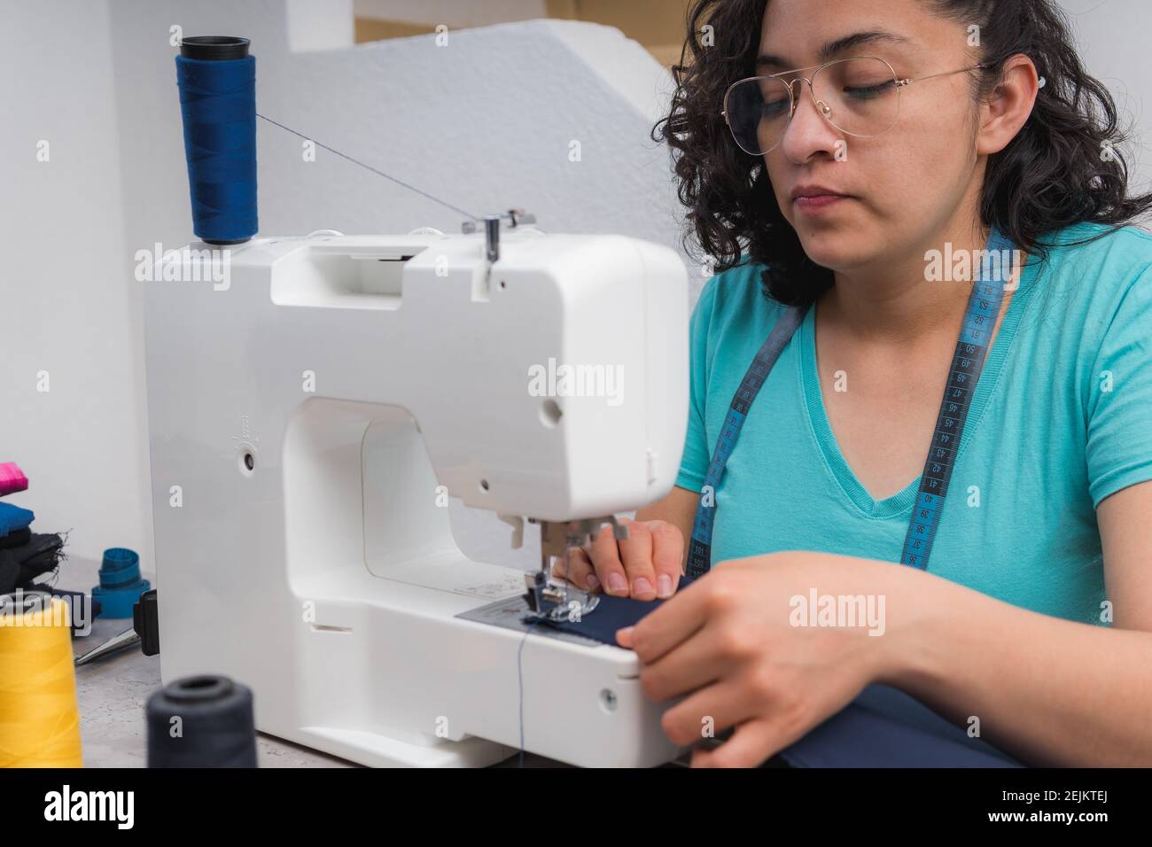 Woman sitting sewing machine hi-res stock photography and images - Alamy