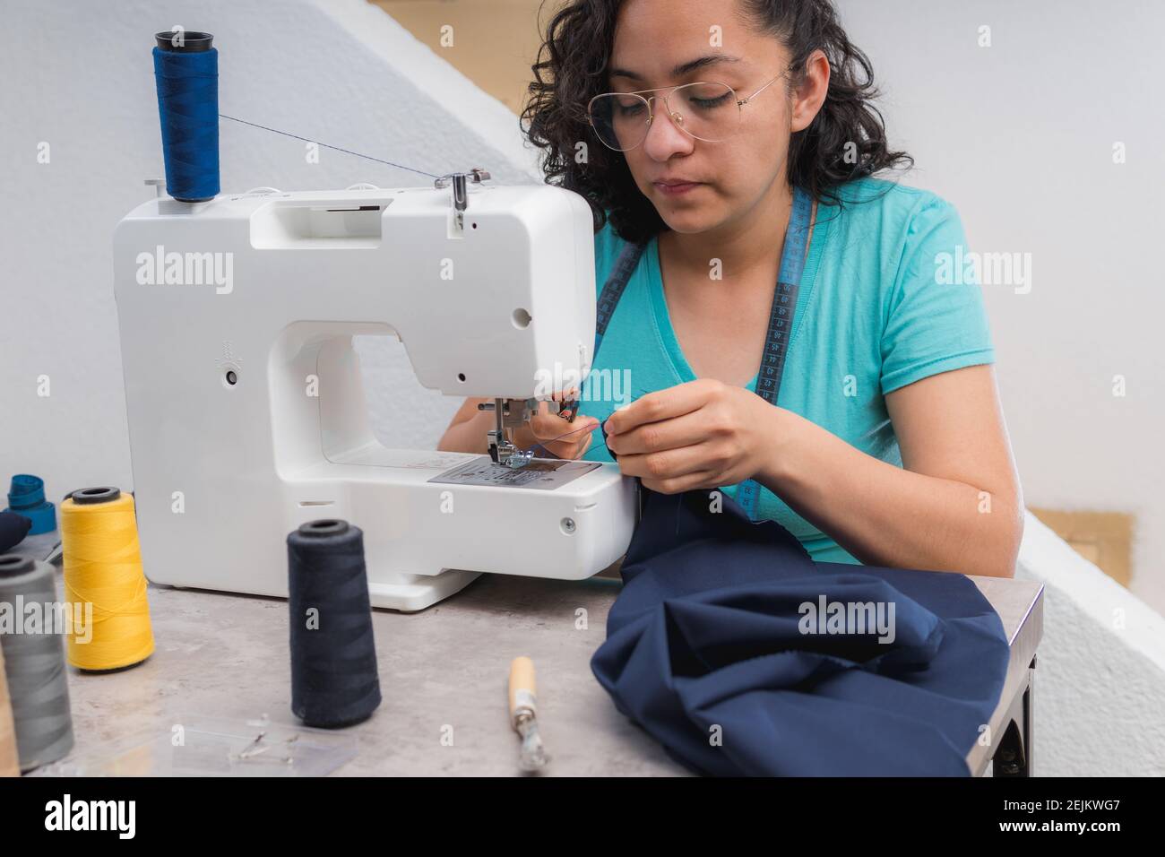 Woman sitting sewing machine hi-res stock photography and images - Alamy