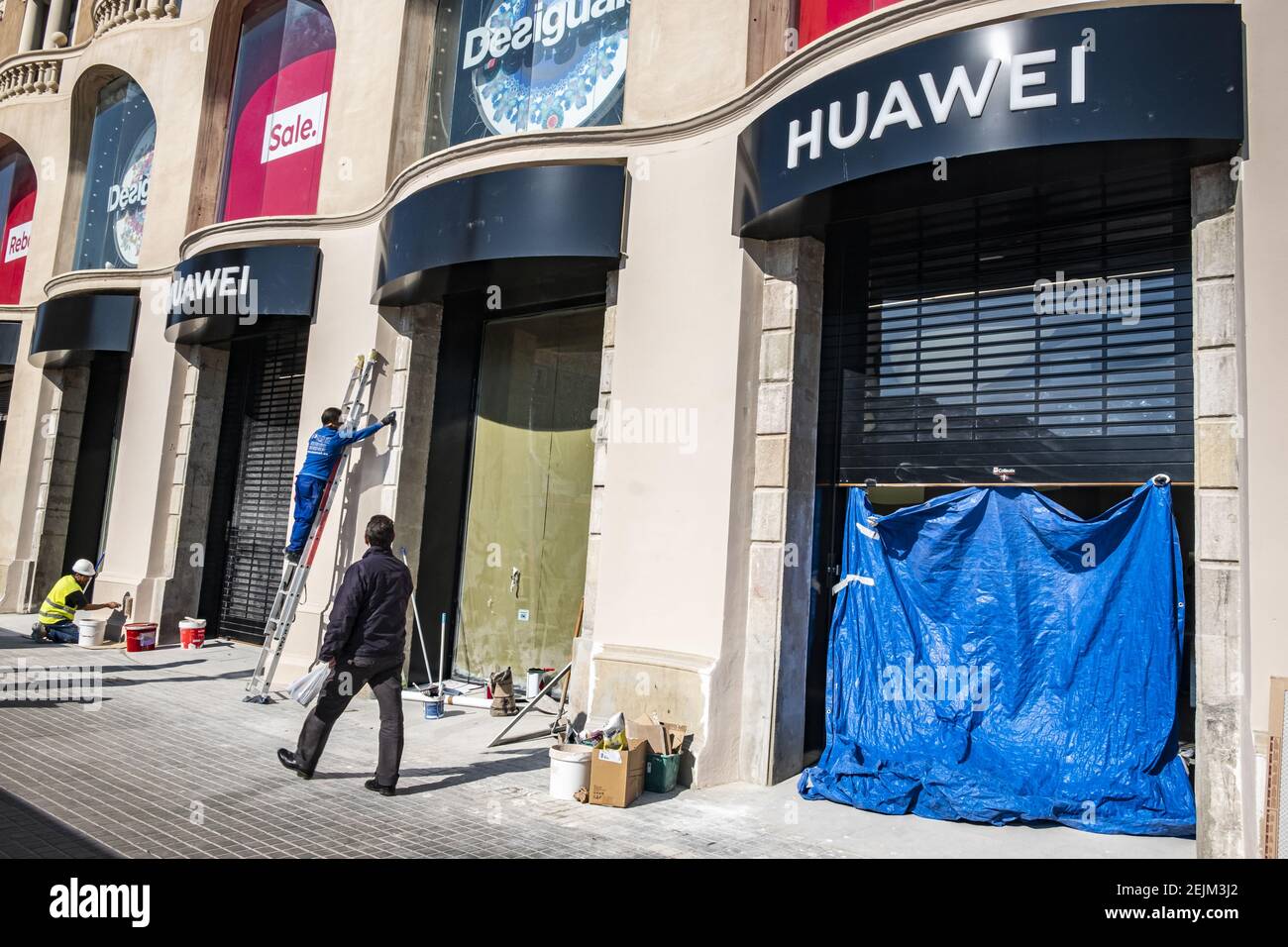 Industrial operators making the last finishes on the facade of the new ...
