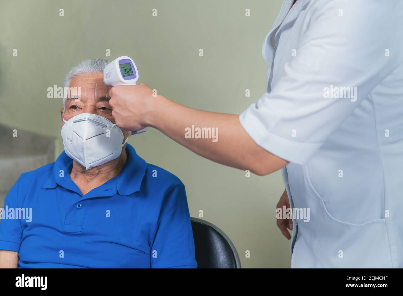 medical check-up of an older man checking his vital signs Stock Photo ...