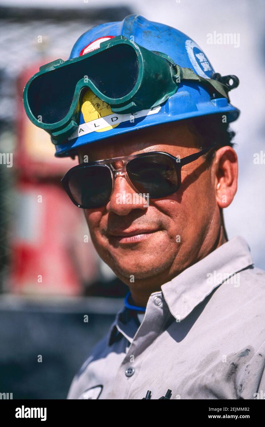 A worker at a large open pit copper mine near Tucson, Arizona Stock ...
