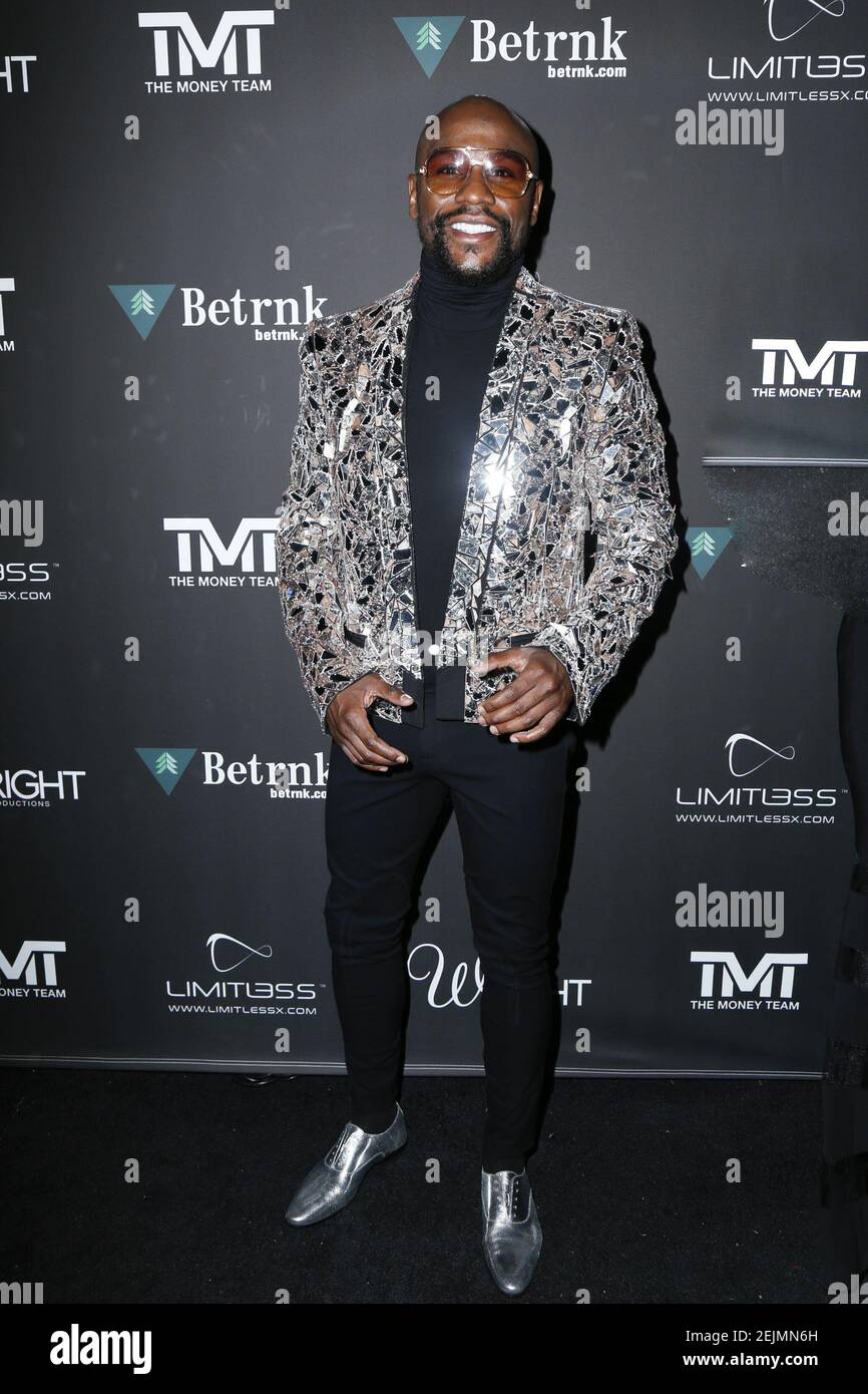 Floyd Mayweather walking the red carpet at Floyd Mayweather's 43rd ...