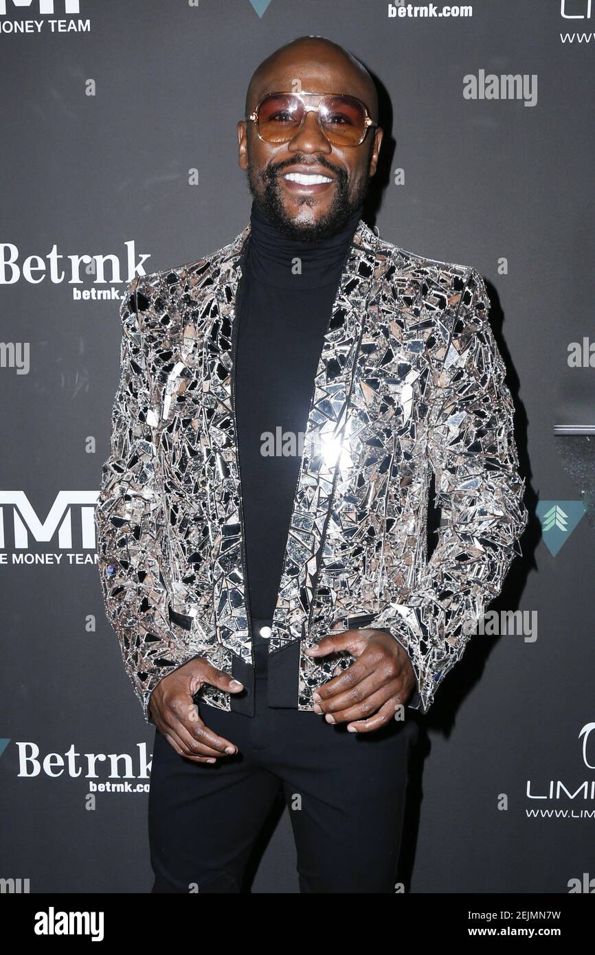 Floyd Mayweather walking the red carpet at Floyd Mayweather's 43rd ...